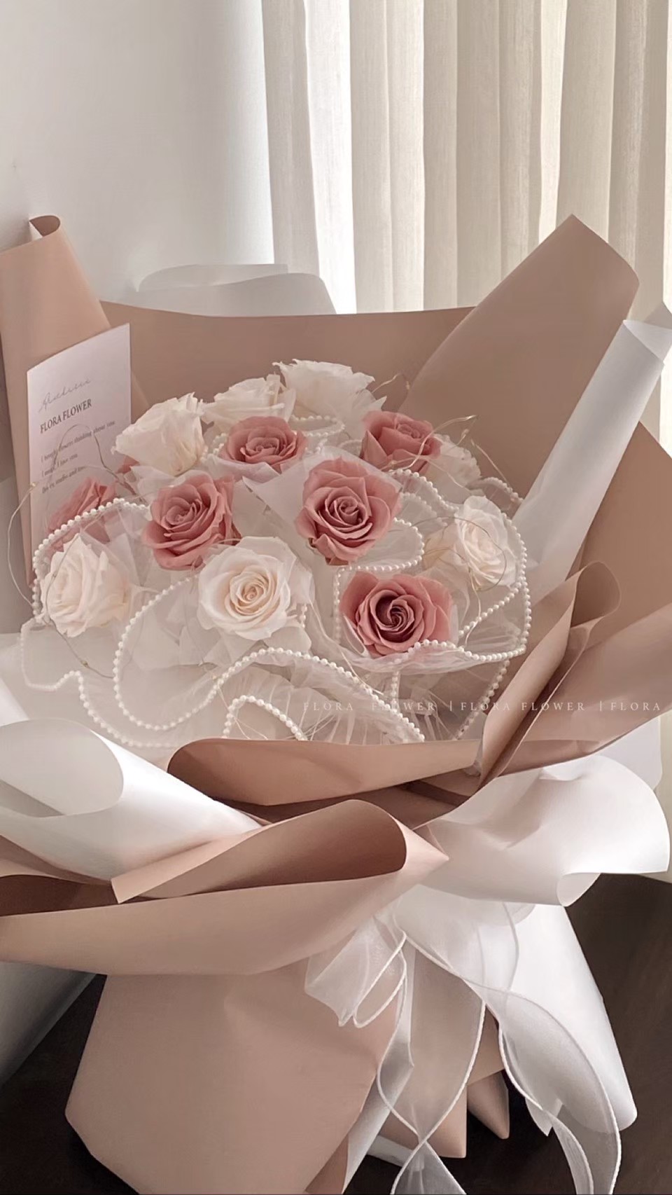 【Flora Flower】永生花束-人間值得粉白玫瑰 (含燈) | LINE 禮物
